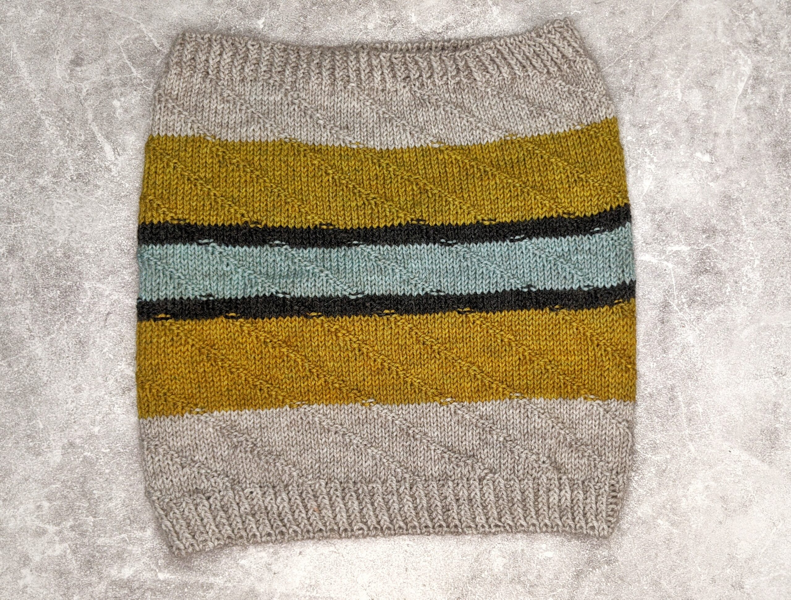 Strickanleitung Loop mit Spiralmuster - DIYCTATORS