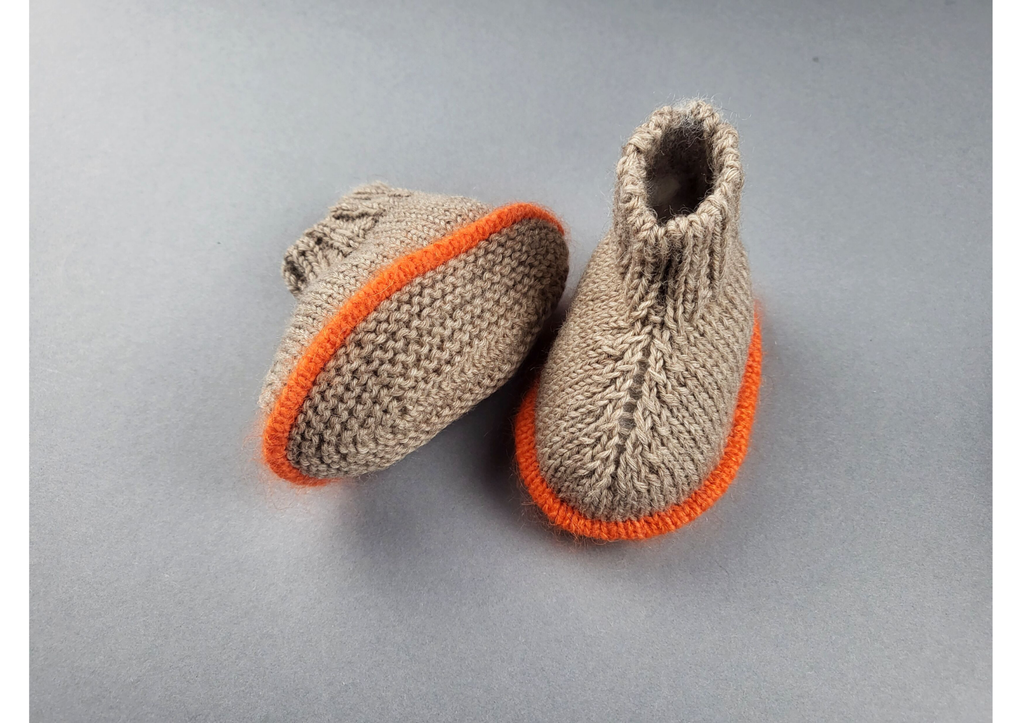 Strickanleitung Baby Booties mit Kontrastreif an der Sohle - Lovediyctators